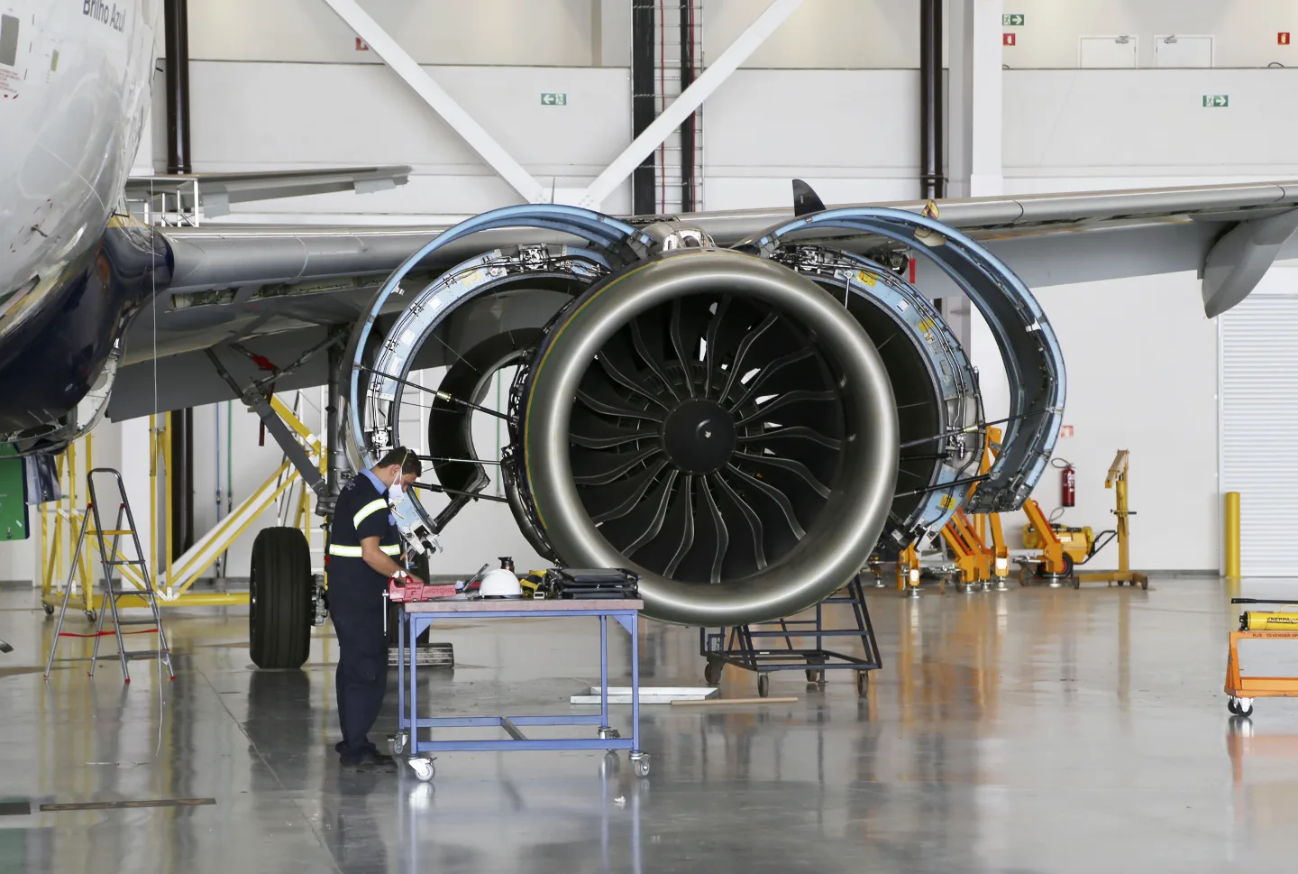 Azul TecOps recebe certificação da EASA para serviços de manutenção na ...