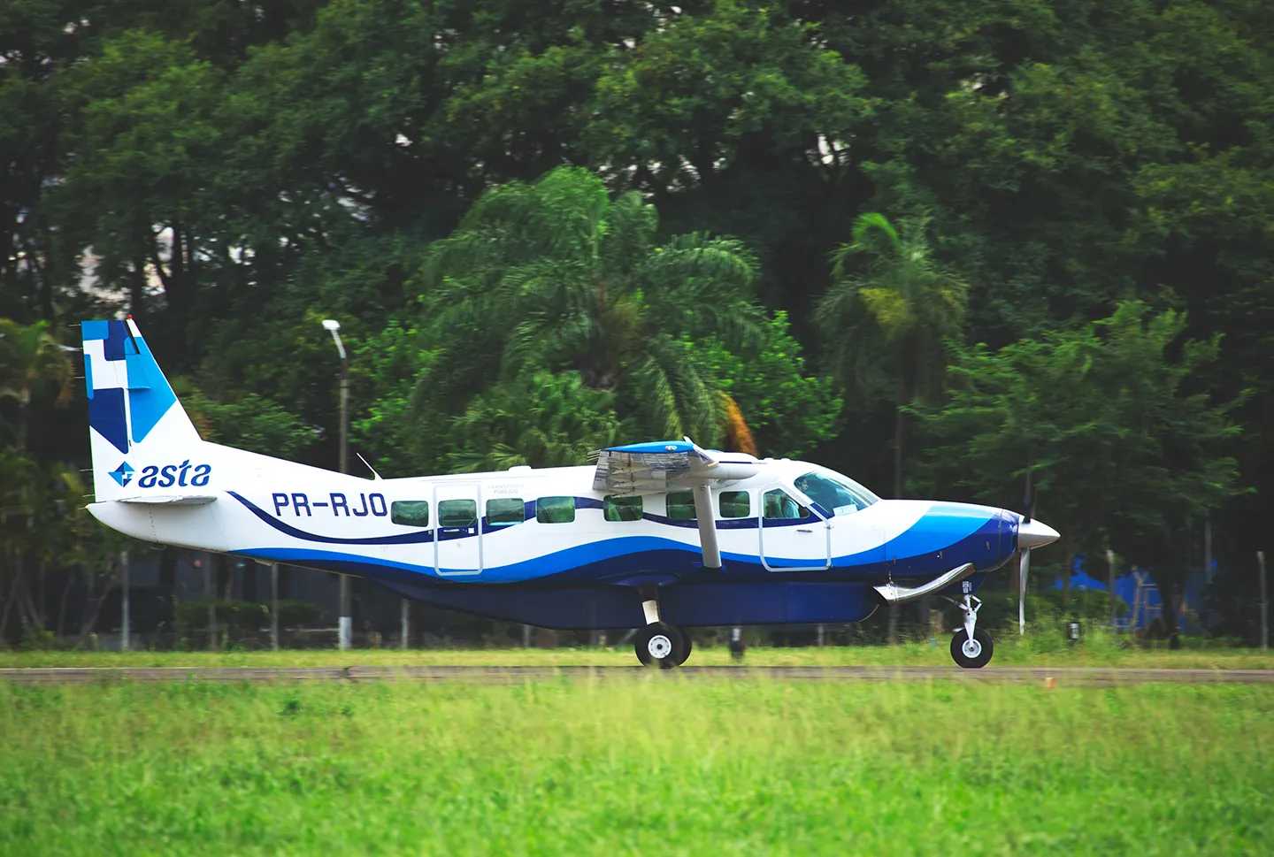 Revista Vertical Plus - A Industria da Aviação de Helicópteros e Avi